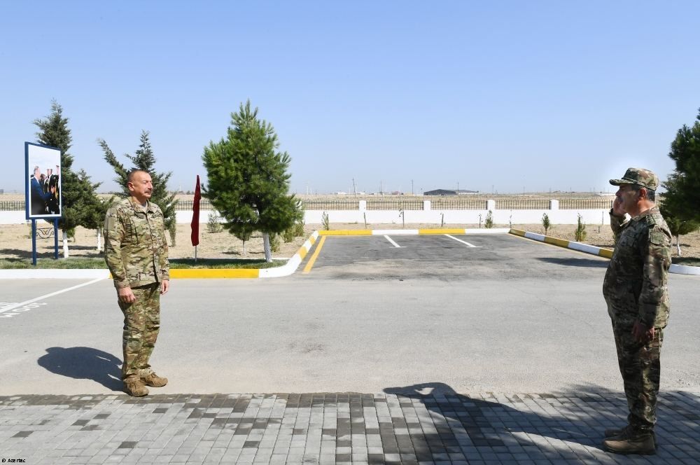 Le président Ilham Aliyev visite une nouvelle cité militaire de l’Armée ...