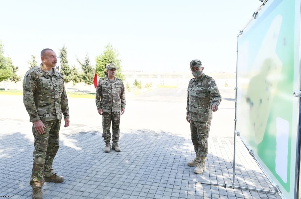 Le président Ilham Aliyev visite une nouvelle cité militaire de l’Armée ...